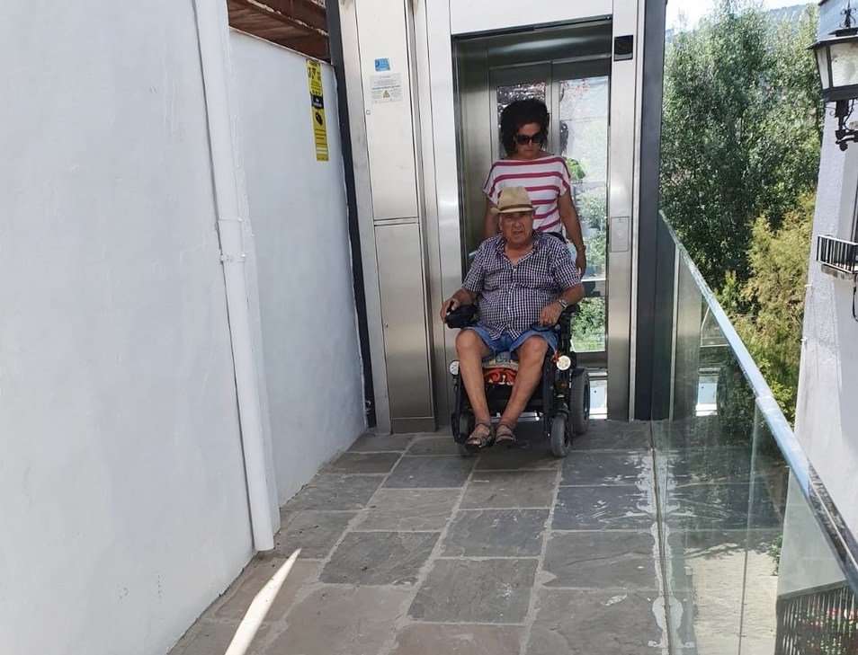 El ascensor que conecta Mogón