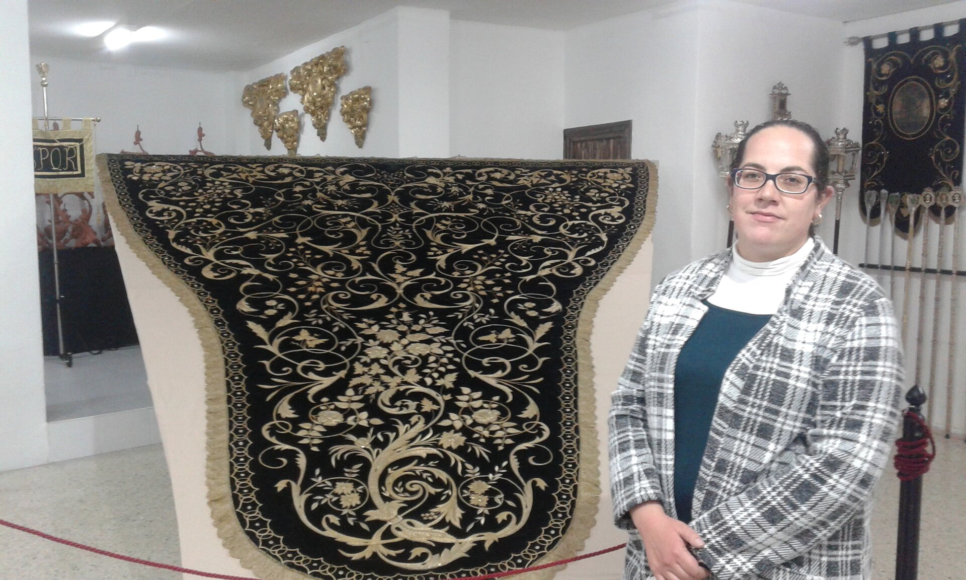 El Santo Sepulcro admira su remozado "manto de la ilusión"