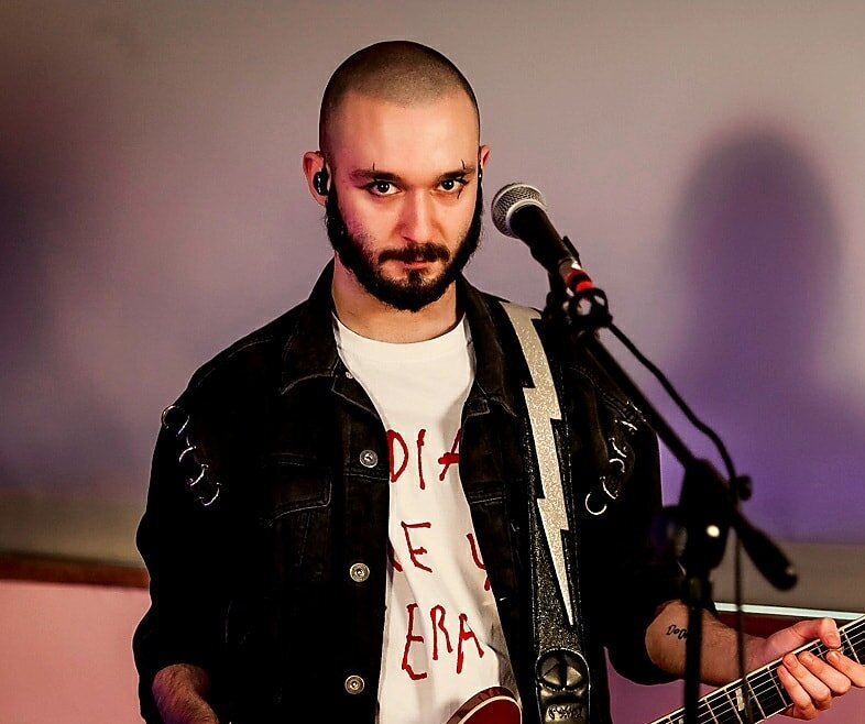 "Me siento más identificado con la faceta de cantautor"