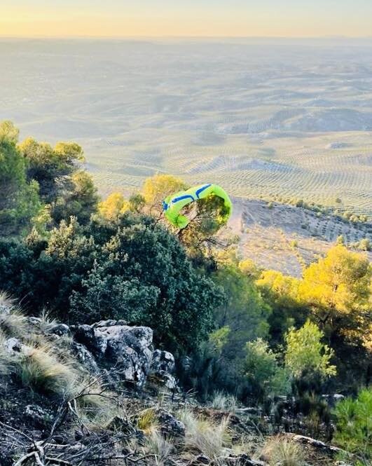 Rescate de un parapentista que quedó enganchado en un árbol Rescate de un parapentista que quedó enganchado en un árbol
