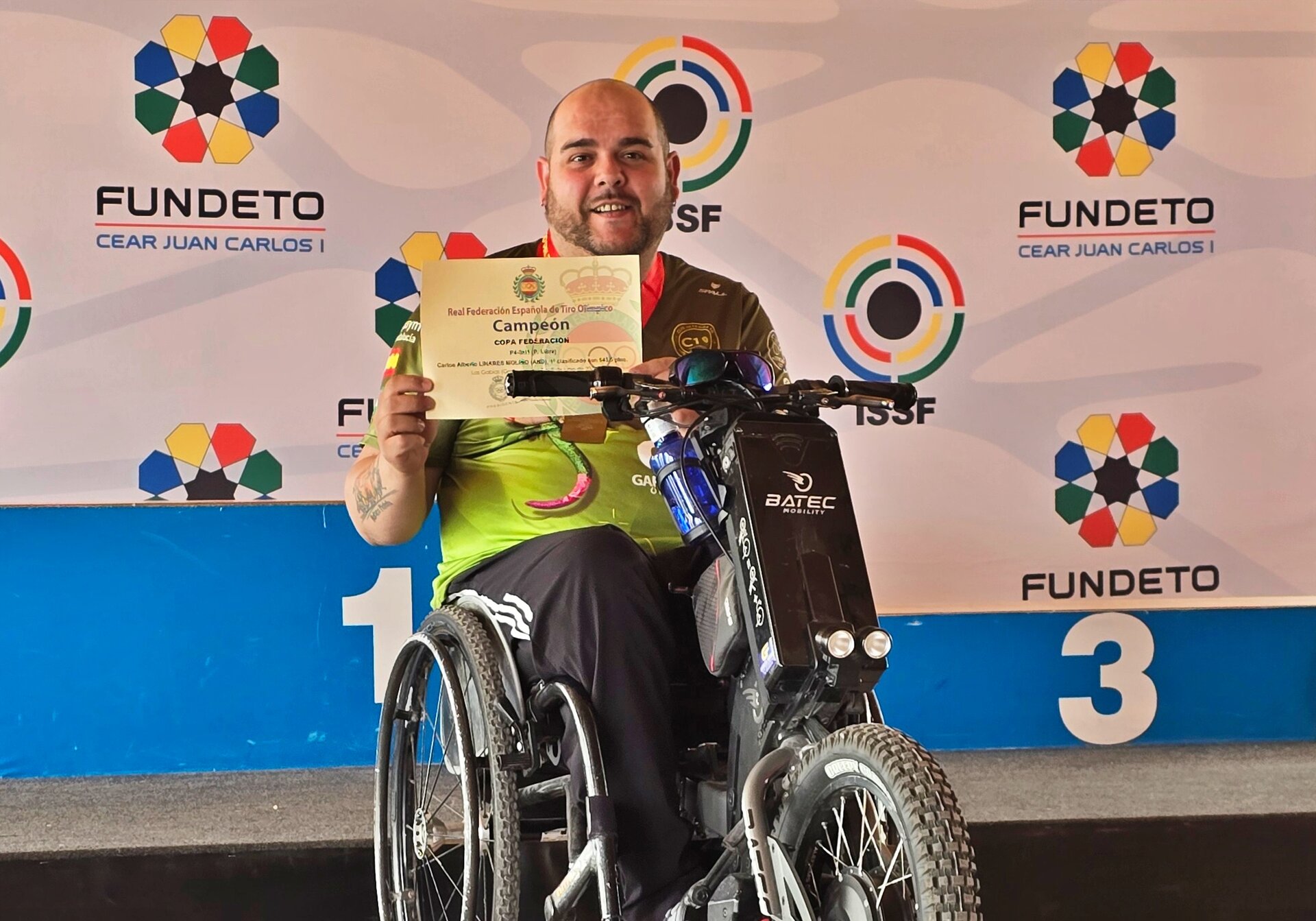 Carlos Linares logra dos récords en pistolas deportiva y libre